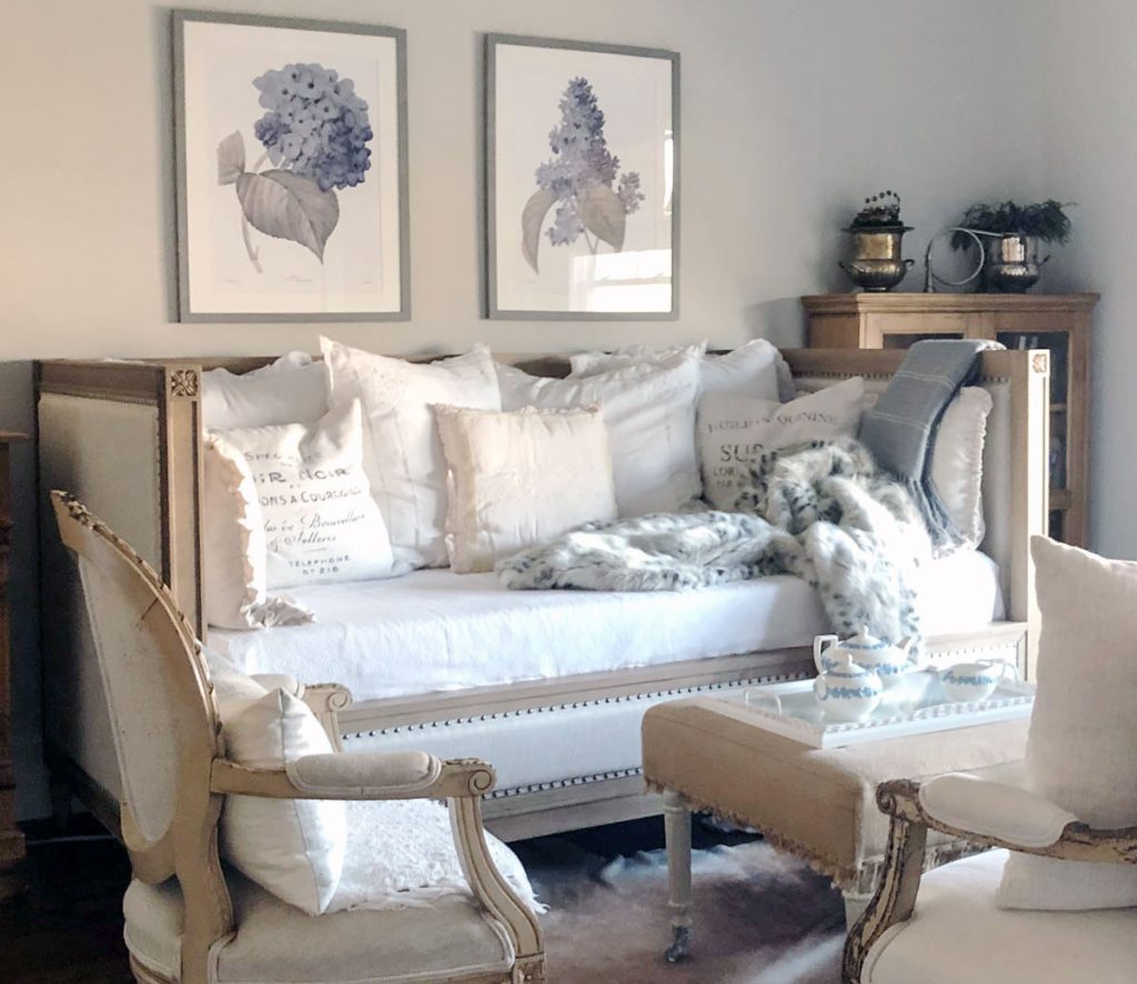 French Daybed for the Sitting Room - Cedar Hill Farmhouse